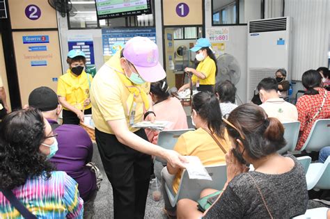 โรงพยาบาลเจริญกรุงประชารักษ์ สำนักการแพทย์ จัดกิจกรรม รพจ ห่วงใย ใส่ใจ สุขภาพมอบหน้ากากอนามัย