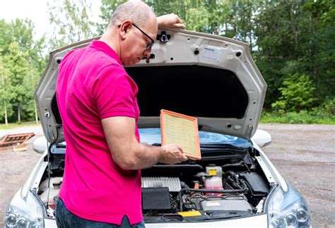 백인 남자가 자동차의 공기 필터를 교체합니다 자동차 유지 보수 과정 50 54세에 대한 스톡 사진 및 기타 이미지 50 54세 기술 남성 Istock