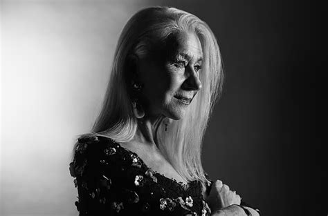 76 წლის ჰელენ მირენი „დოლჩე და გაბანას“ ოქროსფერი ყვავილებით გაფორმებულ