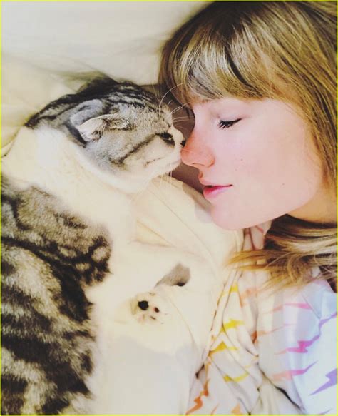 Taylor Swift Her Cat Meredith Wish Fans A Purry Christmas Photo Taylor Swift