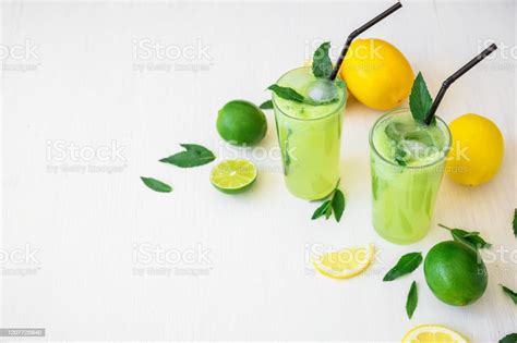 라임과 레몬을 곁들인 상쾌한 오이 음료 유기농 여름 음료 0명에 대한 스톡 사진 및 기타 이미지 0명 감귤류 과일 건강한