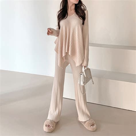 하이클래식 이디 브이넥 트임 루즈핏 플레어 골지 긴팔 니트 밴딩 바지 투피스 세트