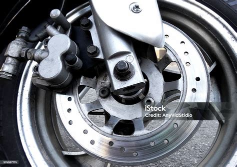 오토바이 착용 디스크 와 유압 브레이크 시스템의 캘리퍼 0명에 대한 스톡 사진 및 기타 이미지 0명 미등 바퀴 Istock