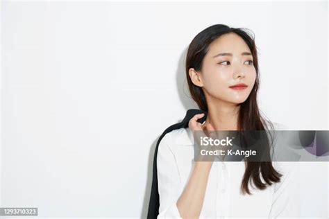 화이트 백그루웅에 젊은 아시아 비즈니스 여성의 초상화 여자 사업가에 대한 스톡 사진 및 기타 이미지 여자 사업가 정장 셔츠 패션모델 Istock
