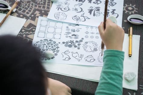 종이에 그림을 그리는 사람 사진 Unsplash의 무료 어린이 그림 그리기 이미지