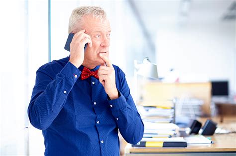 자신의 휴대 전화에 누군가와 이야기하는 동안 잃어버린 혼란 을 느끼는 선임 사업가 70 79세에 대한 스톡 사진 및 기타 이미지 70 79세 거래자 기업 비즈니스