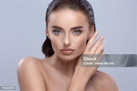 회색 배경에 카메라 아름다움 소녀 근접 촬영 갈색 머리 모델 팔 감동 팔과 예쁜 얼굴에 아름 다운 여자 갈색 머리에 대한 스톡 사진 및 기타 이미지 Istock