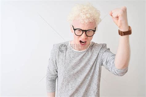 年轻的白化病金发男子穿着条纹t恤和眼镜高清图片下载 正版图片504100925 摄图网