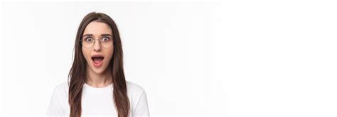 Retrato Aproximado De Uma Jovem Morena Entusiasmada E Intrigada Ouvindo Com O Queixo Ca Do A