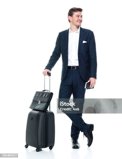 양복을 입고 서 있는 전체 길이1인1인2029세 어른 잘생긴 갈색 머리수염 코카서스 남성청년 매니저실업가사업가 20 29세에 대한 스톡 사진 및 기타 이미지 Istock