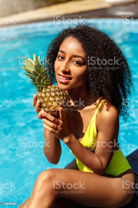 여름 방학 젊은 아프리카 여자 로 수영장에서 포즈 에 카메라 와 파인애플 미소 즐거운 가냘픈에 대한 스톡 사진 및 기타 이미지 가냘픈 고급 호텔 곱슬 머리 Istock