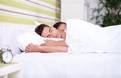 Giovani Coppie Attraenti Che Hanno Una Discussione A Letto Immagine