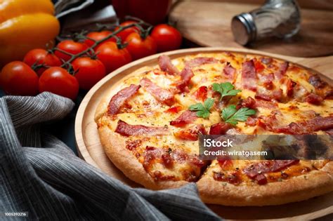 맛 있는 이탈리아 피자 슬라이스 햄 베이컨 치즈 오래 된 식탁에 음식 재료를 0명에 대한 스톡 사진 및 기타 이미지 0명 건강하지 못한 생활방식 고기 Istock