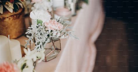 웨딩 테이블에 세련 된 고급 장식입니다 분홍색 중앙 장식에 현대 유리 꽃병에 흰색 꽃입니다 고급 케이터링 및 장식 휴일 축제 사진 Unsplash의 연회 이미지