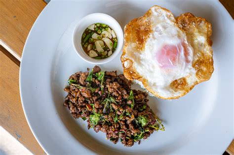 매콤한 바질 소스와 계란 후라이를 곁들인 다진 말린 소고기 볶음 0명에 대한 스톡 사진 및 기타 이미지 0명 건강한 생활방식 고급 요리 Istock