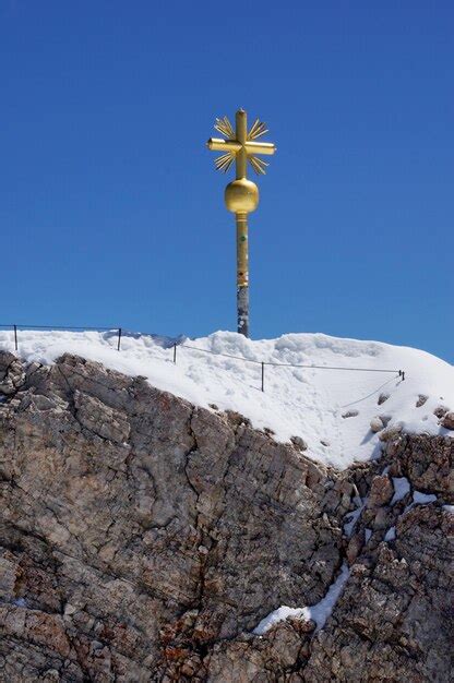Cruz Do Cume De Zugspitze Com Céu Azul E Pico De Montanha Nevado Foto Premium