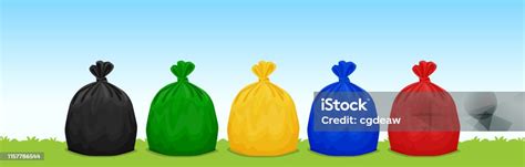 플라스틱 쓰레기 봉투 검은 색 녹색 노란색 파란색과 빨간색 잔디와 하늘 배경 색깔쓰레기 쓰레기 봉투 플라스틱 3r 폐 비닐 봉투 고립 및 배너 광고를위한 복사 공간 세트