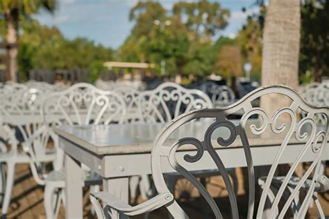 거리 카페에서 나무 의자의 클로즈업 의자에 선택적으로 초점을 맞춥니다 바 보기 초점 흐림 바 장식 아이디어 또는 인테리어 사진 0명에 대한 스톡 사진 및 기타 이미지