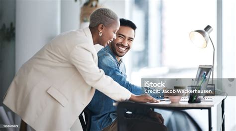 사업가들 팀 그리고 행복한 프로젝트 정보 및 협업을 계획하기 위해 사무실에서 노트북으로 웃고 있습니다 남성 여성 및 다양한 직원들이 에이전시의 컴퓨터 기술에 대한 재미있는