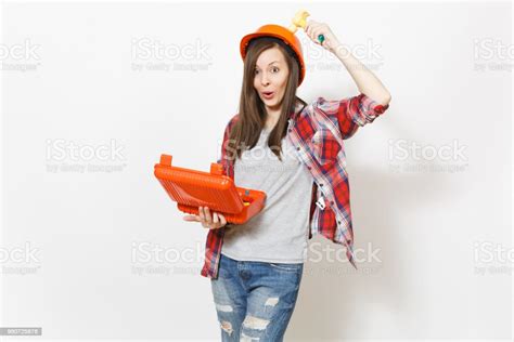젊은 여자 보호 Hardhat 악기 또는 도구 상자 경우 열과 흰색 배경에 고립 된 장난감 망치로 머리에 자신을 구타에 재미 리 모델링 방입니다 수리 가정 개념입니다 Diy