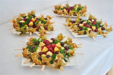 다양한 과일의 카나페 포도 파인애플 딸기 민트 잎 카페나 레스토랑에서 셰프의 요리와 레시피 0명에 대한 스톡 사진 및 기타 이미지 Istock