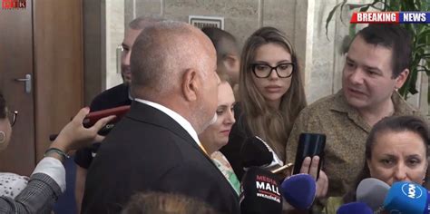 СУПЕР ШОУ В ПИК Борисов НАХОКА журналист Кажете бе господине Само ми подвикваш отзад не