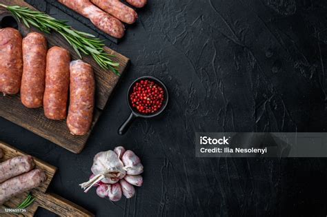 검은 색 배경에 텍스트 공간이있는 다양한 신선한 생 돼지 고기 쇠고기와 치킨 소시지 상단 보기 건조한에 대한 스톡 사진 및 기타