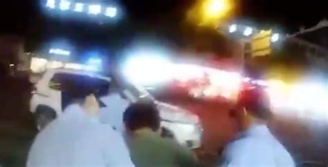 安庆一男子偷盗电动车后，夜晚悠闲骑车吹风时被警方抓获凤凰网视频凤凰网