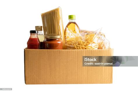 클리핑 경로 보관 및 배달이 있는 흰색 배경에 격리된 기부용 식품 골판지 상자에 다양한 음식 파스타 식용유 및 통조림 식품 0