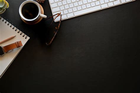 데스크톱 컴퓨터와 어두운 가죽 사무실 책상 테이블 노트북 커피 낯 짝 열고 공간을 복사 합니다 상위 뷰 작업 영역 플랫 하다 0명에 대한 스톡 사진 및 기타 이미지 Istock