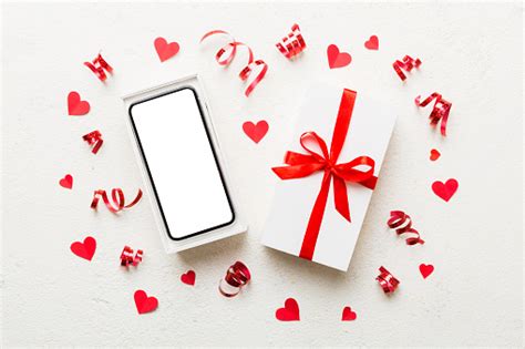 색 배경 상위 뷰에 리본과 전화가 있는 선물 상자를 열었습니다 빈 열린 상자 포장 모형 디자인을위한 템플릿 브랜딩 모형 웃옷에 대한 스톡 사진 및 기타 이미지 Istock