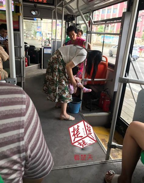 女子抱小孩在公交车上大便 乘客：至少应把大便清走凤凰资讯