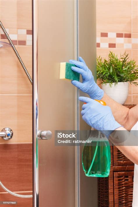 스폰지와 세제 청소 유리 샤워 도어 가정용 업무 개념으로 시니어 여성의 손 가사 집안일에 대한 스톡 사진 및 기타 이미지 가사 집안일 가정 생활 고무 Istock