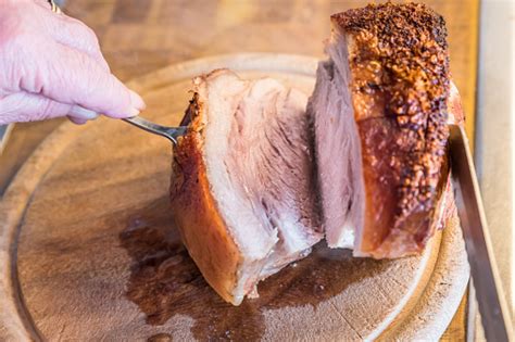 진짜 푸짐한 수제 구운 돼지고기는 독일 주방의 나무 판자에 부분으로 자릅니다 고기에 대한 스톡 사진 및 기타 이미지 고기 구이 도마 요리 도구 Istock