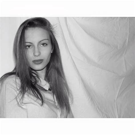 Hélène D Model Hélène D Model Added A New Photo