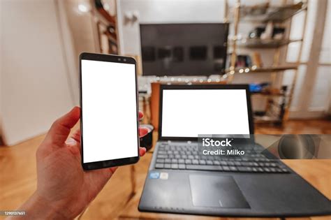 흰색 빈 화면이있는 집에서 휴대 전화와 노트북의 여러 화면에 대한 개인적인 관점 pov 휴대전화에 대한 스톡 사진 및 기타 이미지 휴대전화 0명 가정 생활 istock