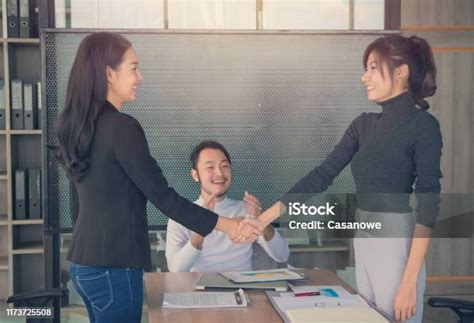 사무실에서 회의 또는 협상에서 비즈니스 사람들이 악수 비즈니스 파트너십 회의 개념 개념에 대한 스톡 사진 및 기타 이미지 개념 경영자 기업 문화 Istock