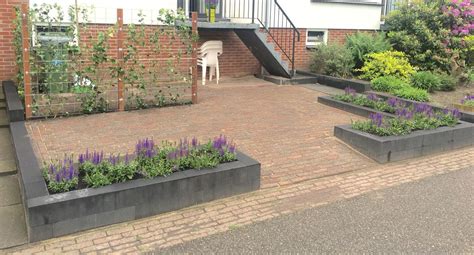 Strakke Voortuin Met Container Afscheiding