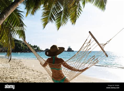 Fille En Bikini Assis Dans Leau Sur La Plage Banque De Photographies