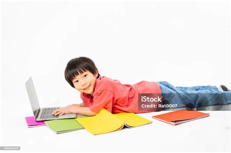 흰색 배경 교육 및 기술 개념으로 학습에 고립 된 노트북과 책바닥에 행복한 아시아 소년의 초상화 개발에 대한 스톡 사진 및 기타 이미지 Istock