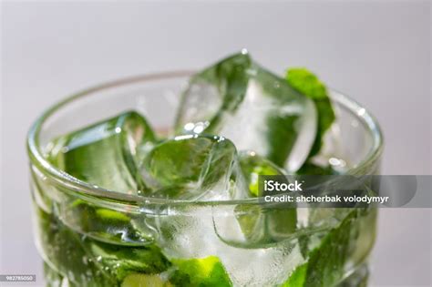 그린 민트 슬라이스 라임 얼음 조각 빨 대 매크로 텍스처와 모 히 토에 잔 가지 감귤류 과일에 대한 스톡 사진 및 기타 이미지 감귤류 과일 고명 과일 Istock