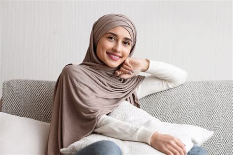 Arabisk Flicka Med En Minnestavla Arkivfoto Bild Av Nätt Islam 49284582