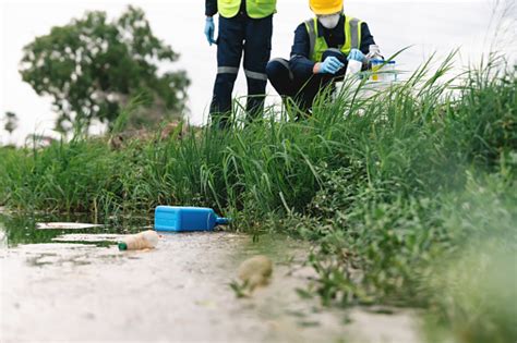 환경 독성 폐기물 또는 의심되는 오염원으로 오염된 물 샘플을 채취합니다 18 19세에 대한 스톡 사진 및 기타 이미지 18 19세 2명 40 44세 Istock