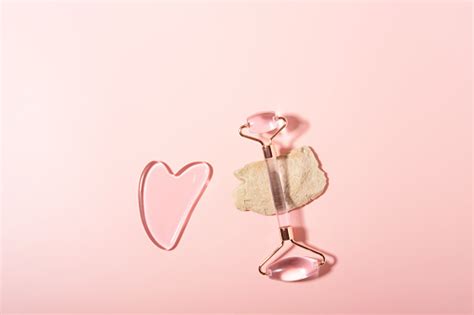 파스텔 핑크 배경에 잔해 돌에 핑크 석영 스톤 롤러 페이셜 구아샤 얼굴 트리트먼트 및 스파 천연 유기농 미용 제품 0명에 대한 스톡 사진 및 기타 이미지 Istock