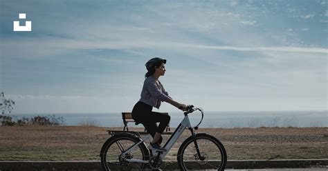 회색 셔츠를 입은 남자가 낮 동안 도로에서 자전거를 타고 있다 사진 Unsplash의 무료 자전거 이미지