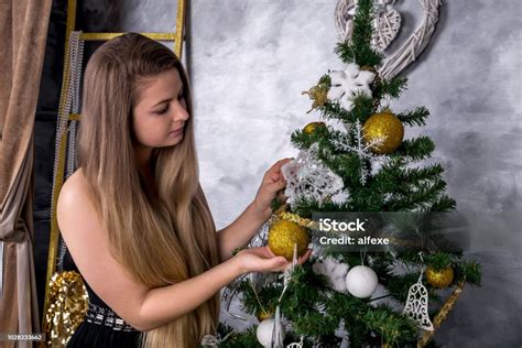 전나무트리 스튜디오에서 포즈를 취하 긴 머리를 가진 여자 12월에 대한 스톡 사진 및 기타 이미지 12월 2019년 공휴일 Istock