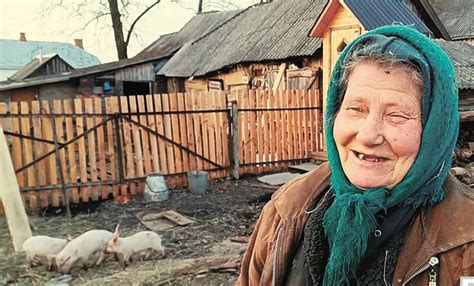 Жінка з Чернігівщини пише вірші і читає поросятам