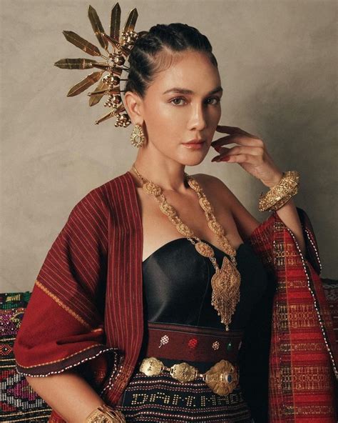8 Foto Cantik Luna Maya Pakai Baju Batak Hingga Kain Khas Ntt Di Pemotretan Terbaru
