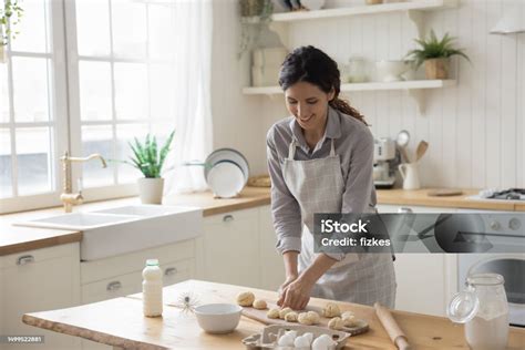 앞치마를 입고 집에서 만든 과자 식사를 준비하는 행복한 아름다운 제빵사 여자 부엌에 대한 스톡 사진 및 기타 이미지 부엌 오븐에 굽기 2명 Istock