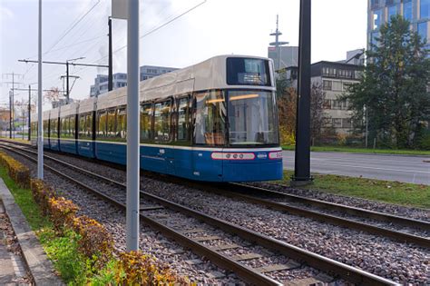 화창한 가을날 취리히 도시 사이의 11 번 트램 목적지 Auzelg가있는 트램 웨이의 경치 좋은 전망 0명에 대한 스톡 사진 및 기타 이미지 Istock